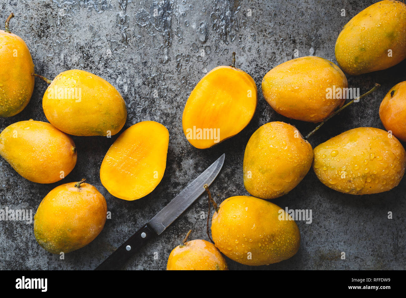 Fresh ripe mangoes Stock Photo - Alamy