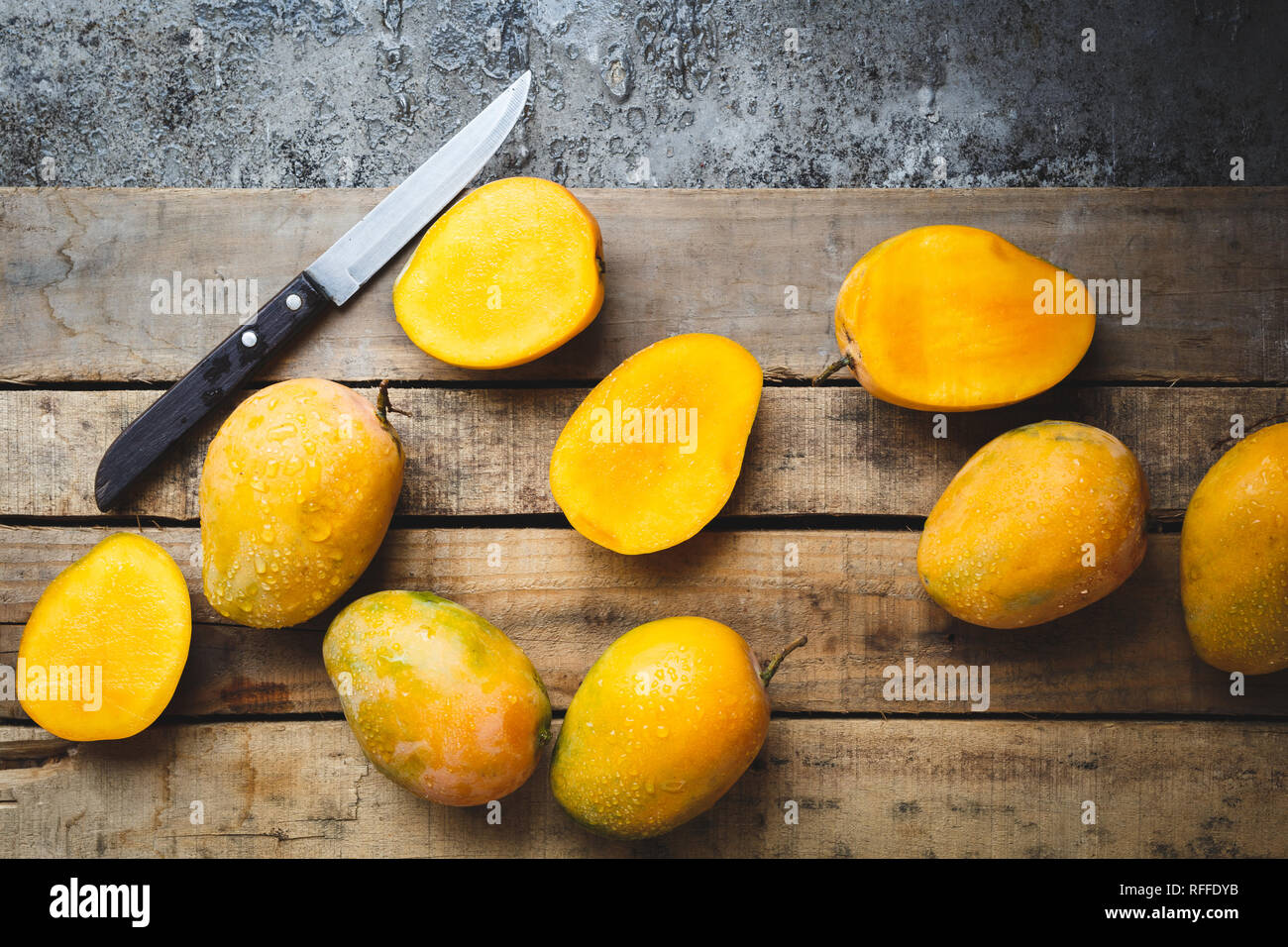 Fresh ripe mangoes Stock Photo - Alamy