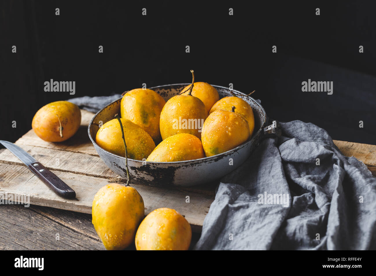 Fresh ripe mangoes Stock Photo - Alamy