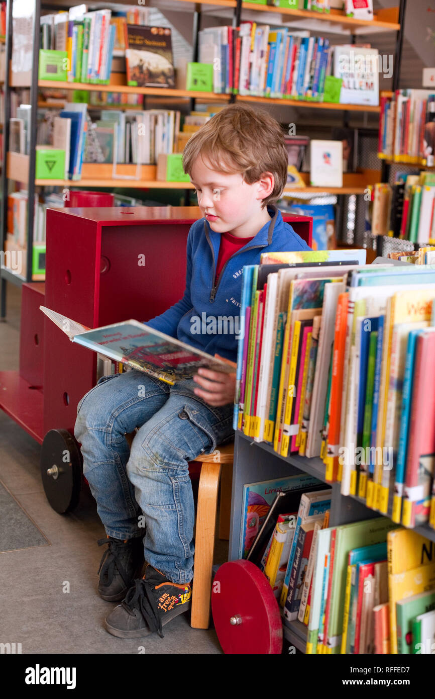 A child reads in the library Stock Photo - Alamy