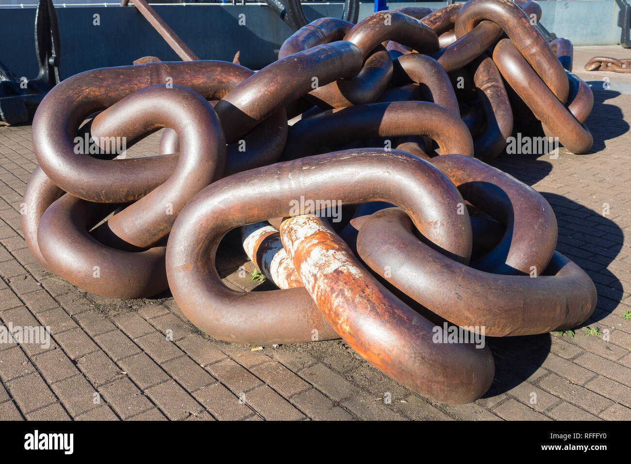 Rusty giant chain hi-res stock photography and images - Alamy