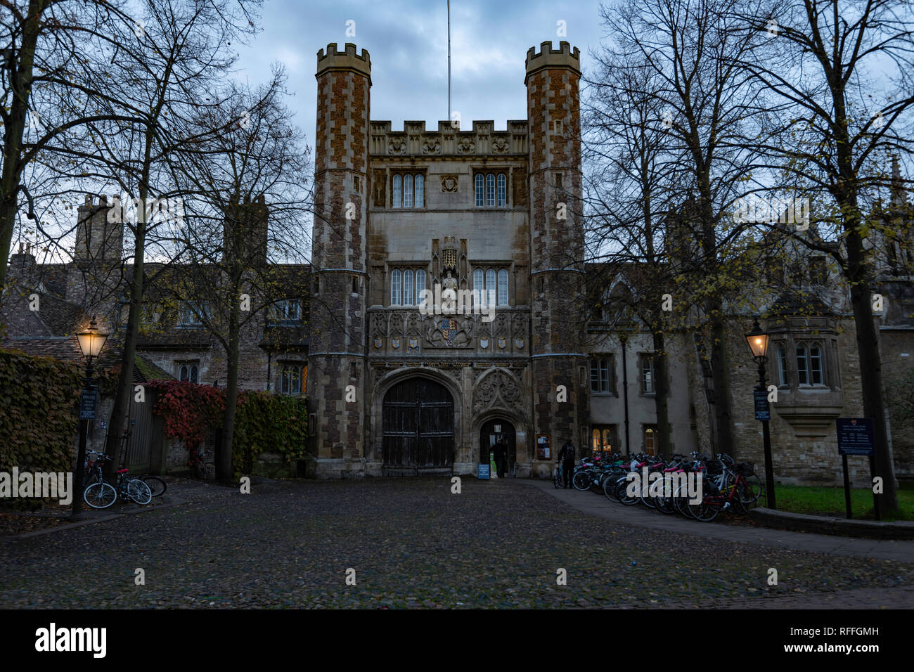 The main entrance trinity college hi-res stock photography and images ...