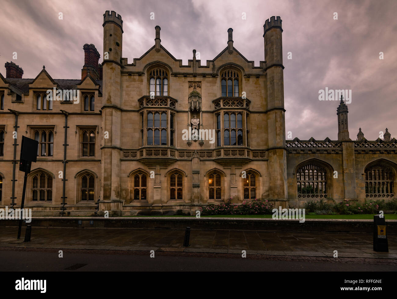 Cambridge: building with the statue of Henry VIII by King's college ...