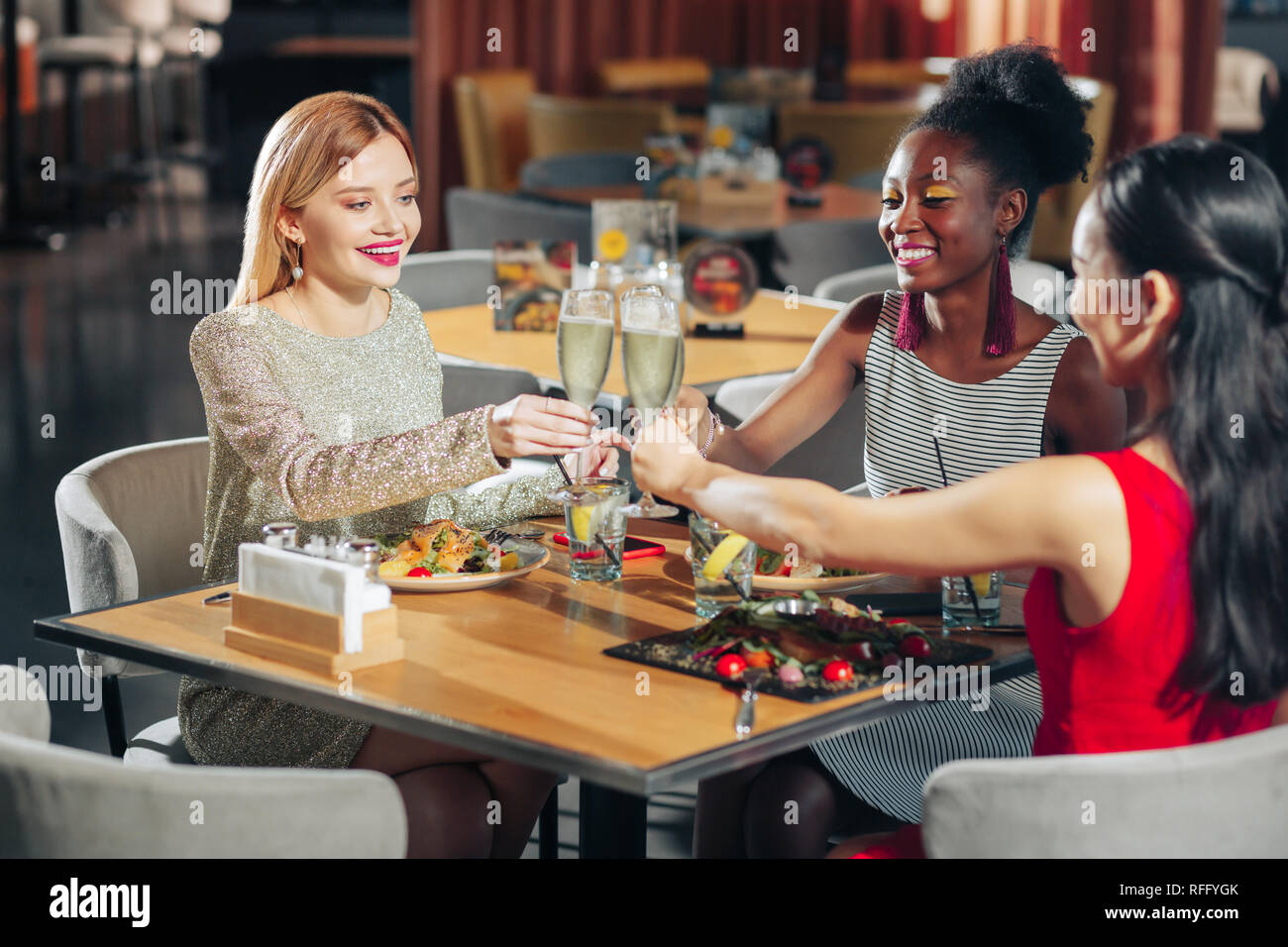 Clanging glasses hi-res stock photography and images - Alamy