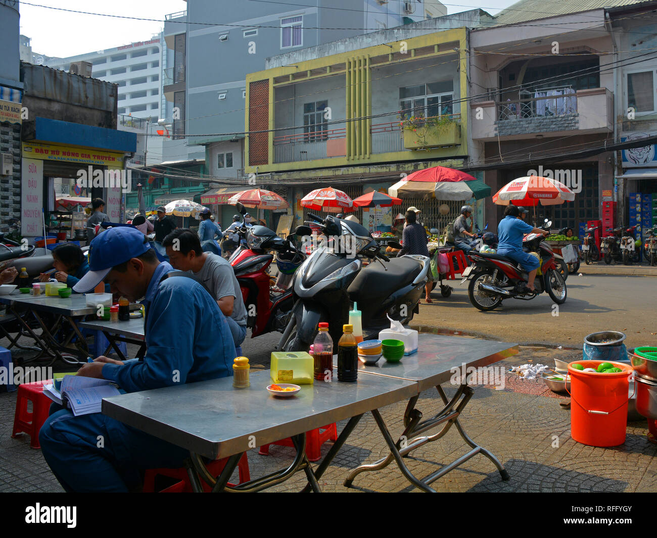 Saigon street food hi-res stock photography and images - Alamy