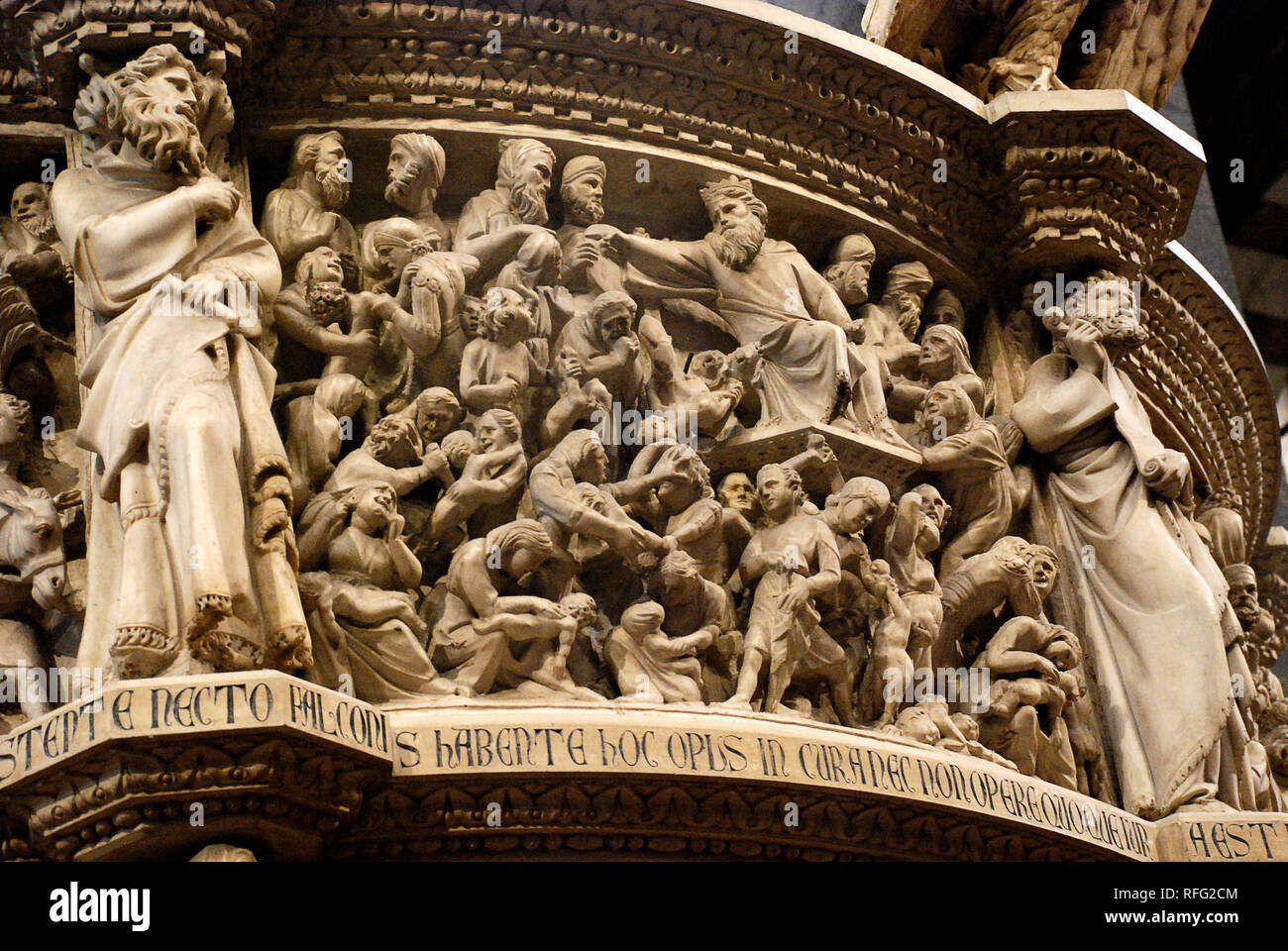 Pisa, Italy: Duomo interior. Pulpit by Giovanni Pisano Stock Photo - Alamy
