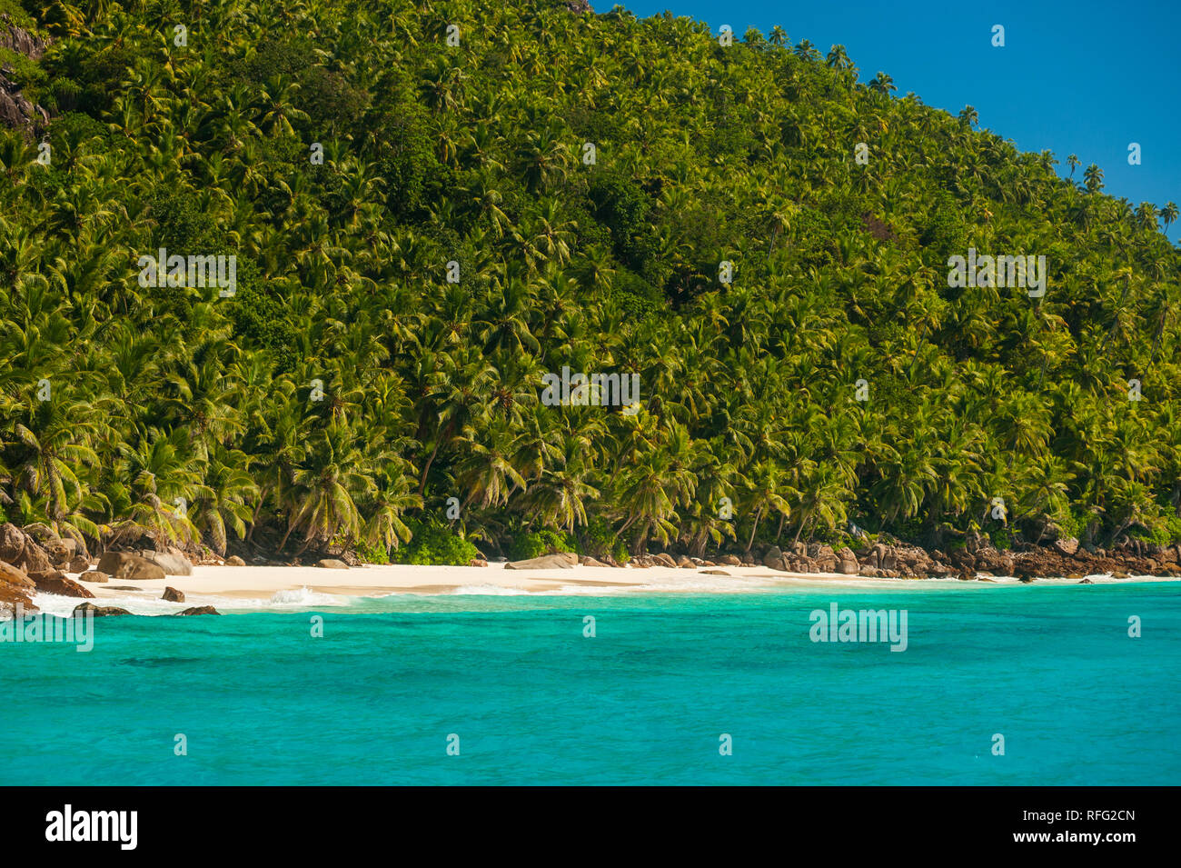 Sailing around the island in front of Anse Victorin, Fregate Island ...