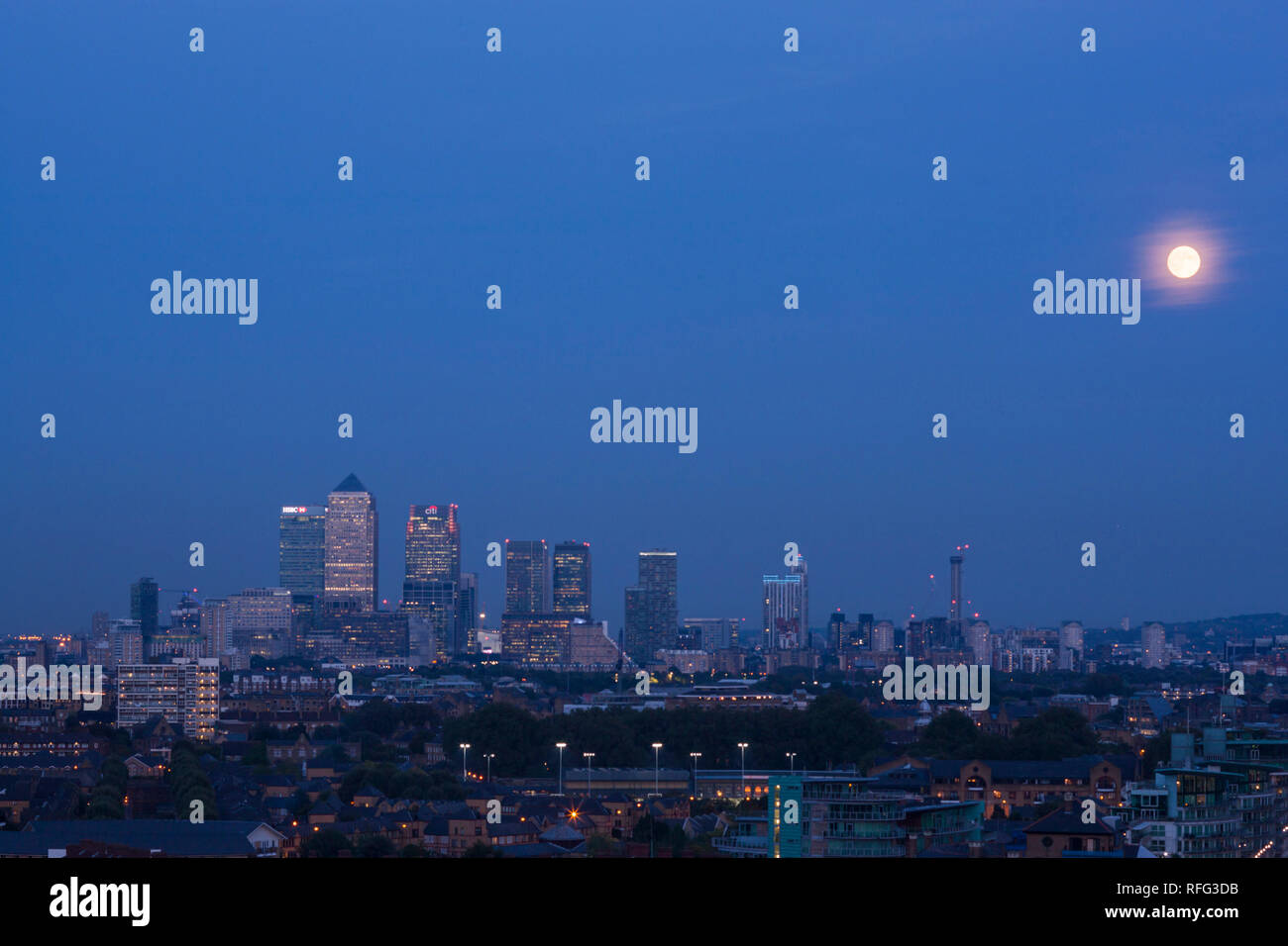 Full moon over london hi-res stock photography and images - Alamy