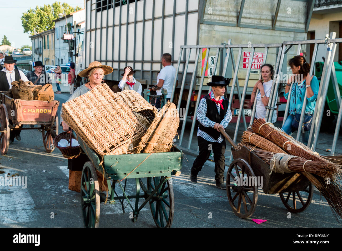 Pushing carts hi-res stock photography and images - Alamy