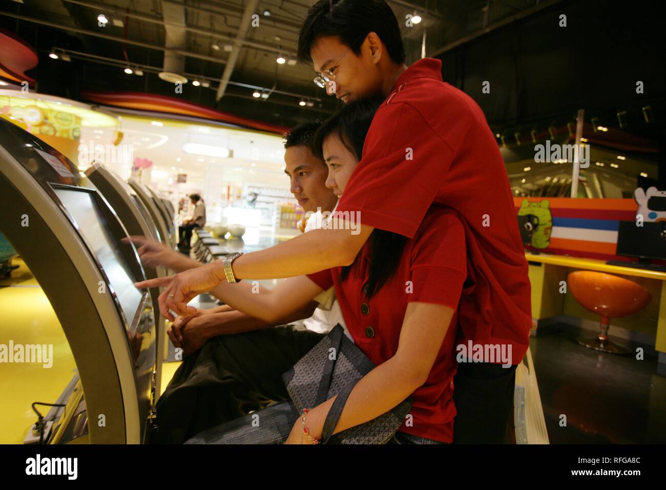 Bangkok shopping mall video game hi-res stock photography and images ...