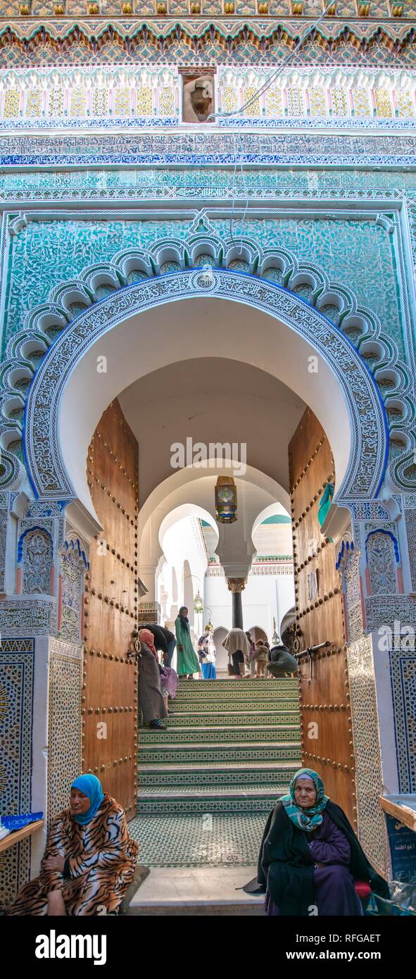 African courtyard hi-res stock photography and images - Alamy