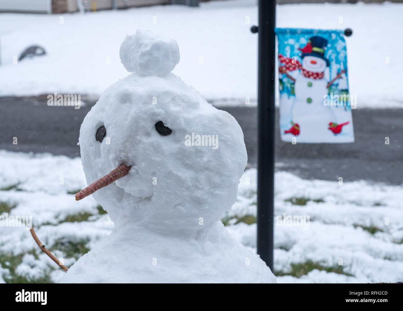 Primitive snowman in front garden with flag behind Stock Photo - Alamy