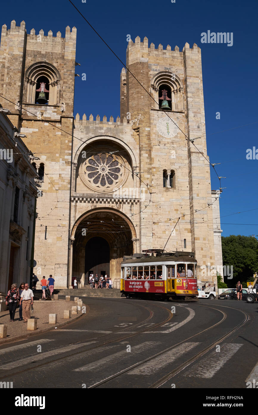 Lisbon cathedral architecture hi-res stock photography and images - Alamy