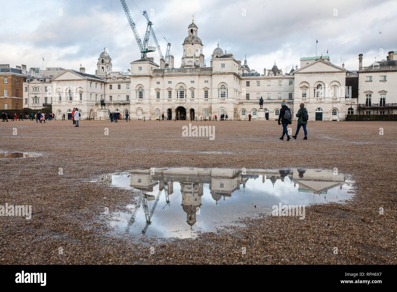 Puddle reflection night london hi-res stock photography and images - Alamy