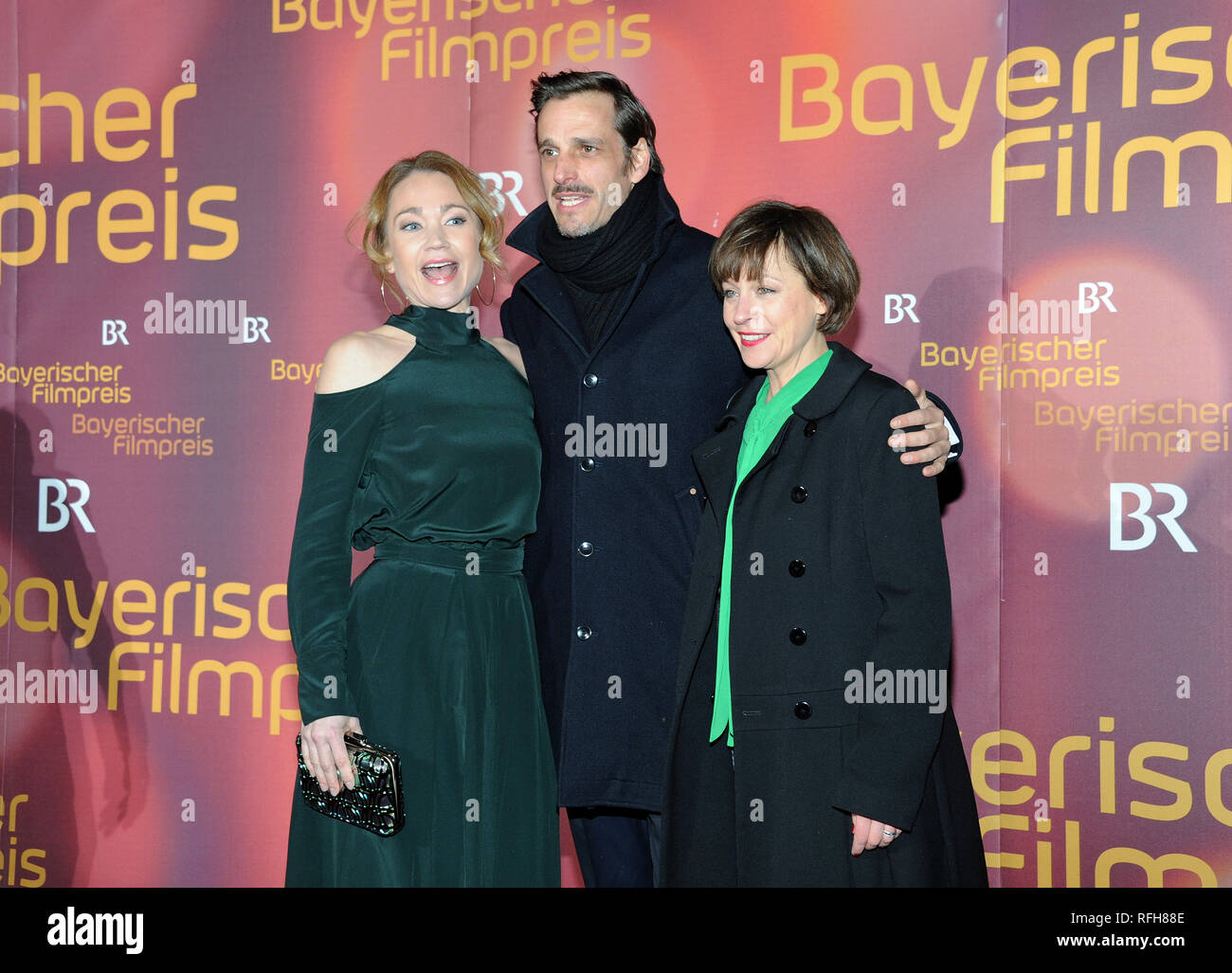 25 January 2019, Bavaria, München: The actors Lisa Maria Potthoff (l-r ...