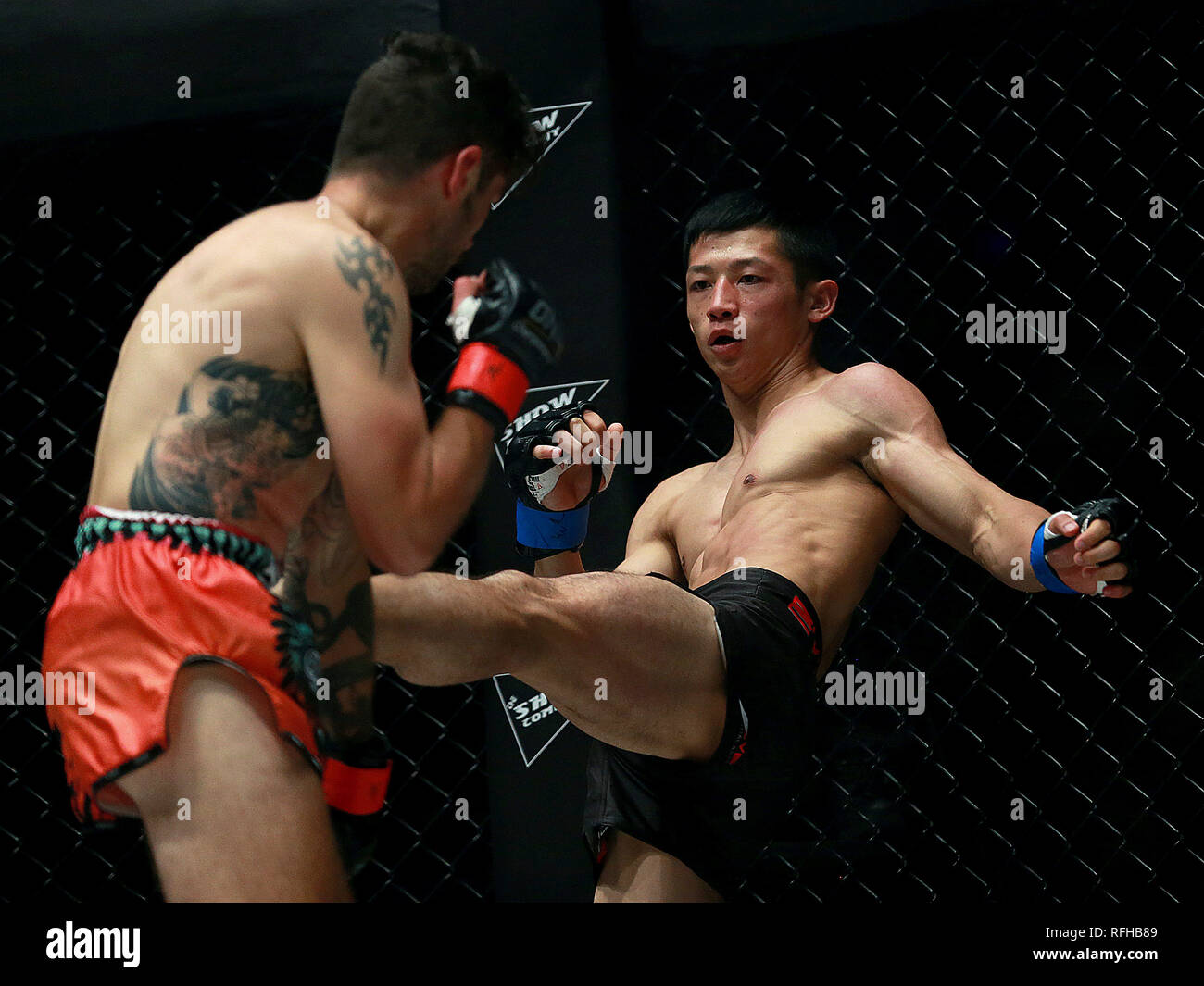 Pasay City, Philippines. 25th Jan, 2019. Hiroki Akimoto of Japan (R ...