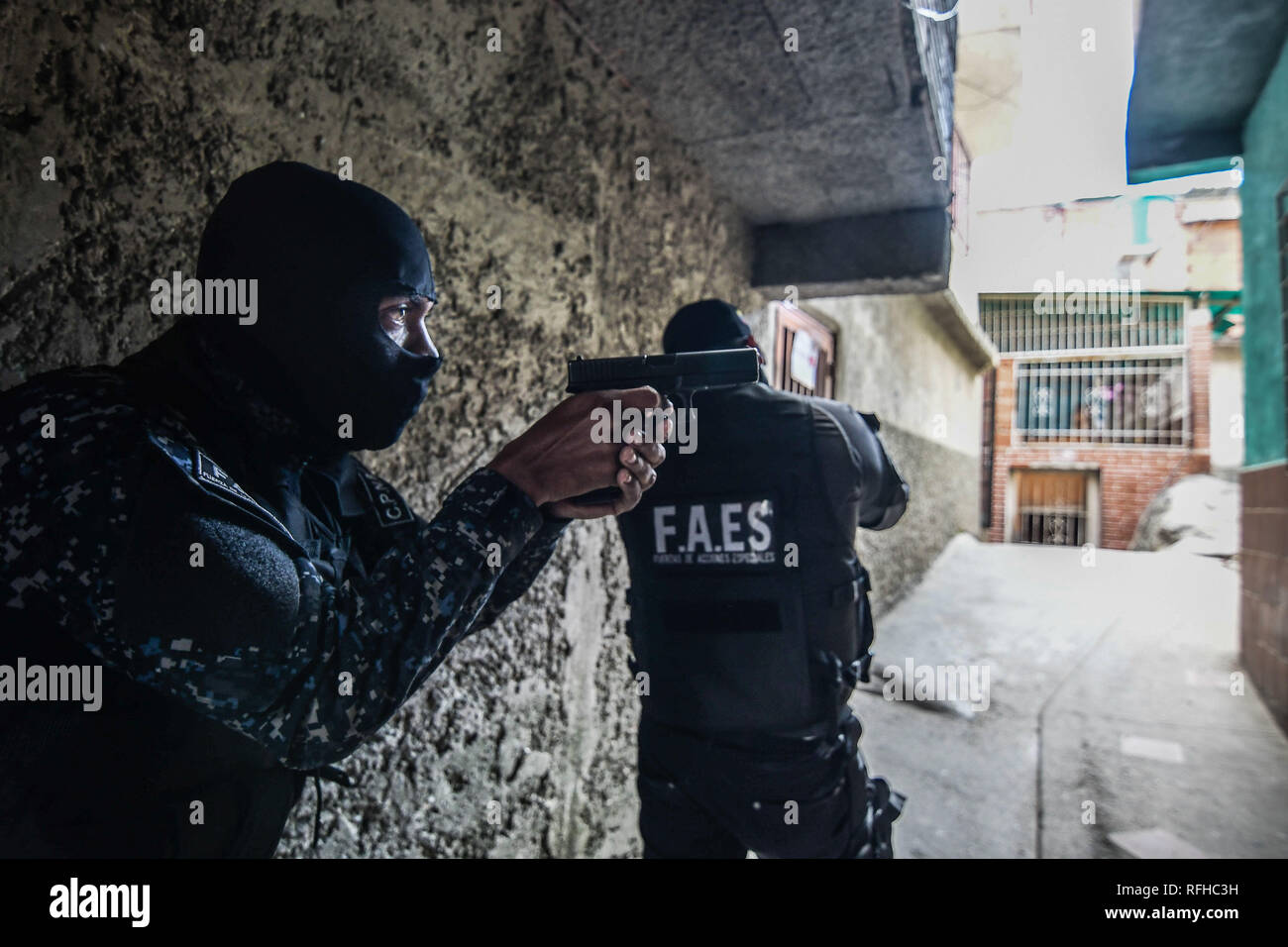 Caracas, Venezuela. 25th Jan, 2019. Members of the Bolivarian National ...