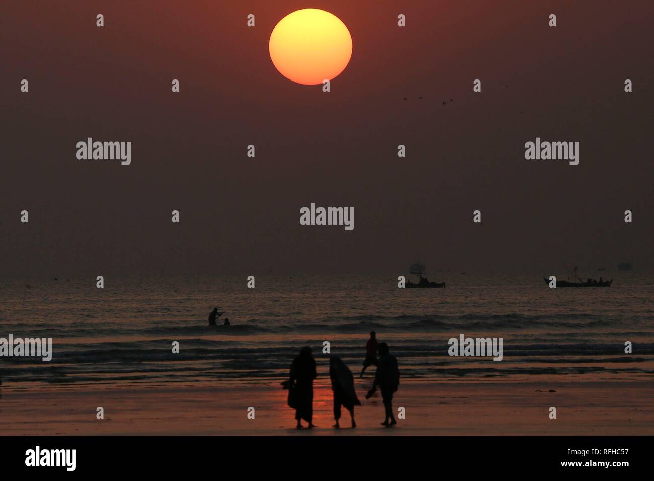 Karachi, Pakistan. 25th Jan, 2019. People enjoy sunset view at Clifton ...