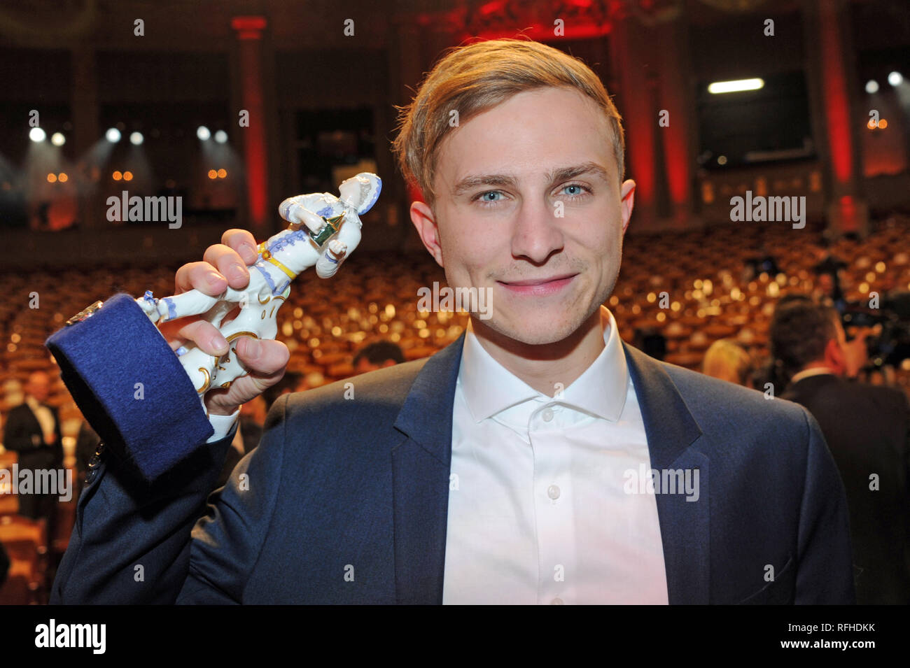 Max hubacher hi-res stock photography and images - Alamy