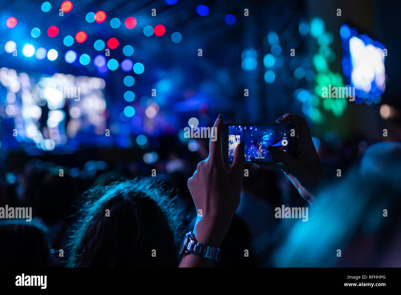 Concert audience phones hi-res stock photography and images - Alamy