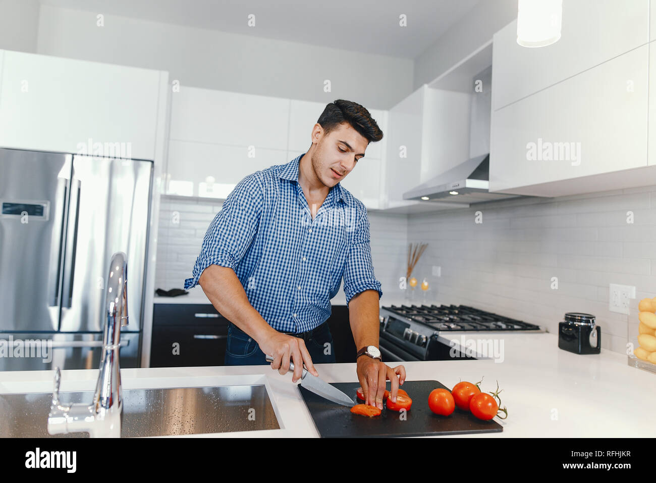 Man kitchen cooking hi-res stock photography and images - Alamy