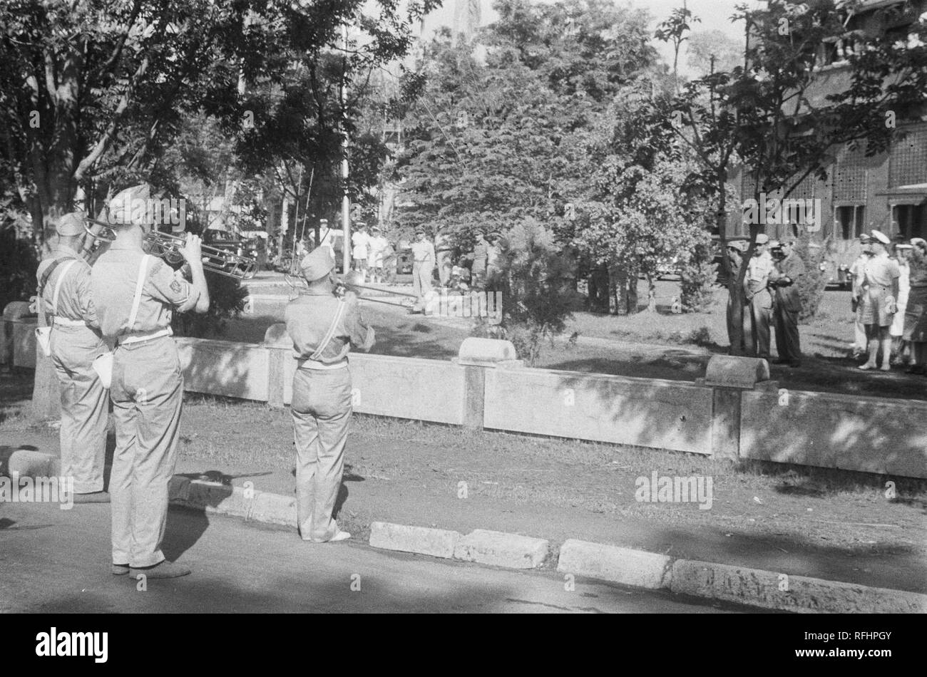 Aubade van de Prins Bernhard Kapel voor de legercommandant generaal S.H ...