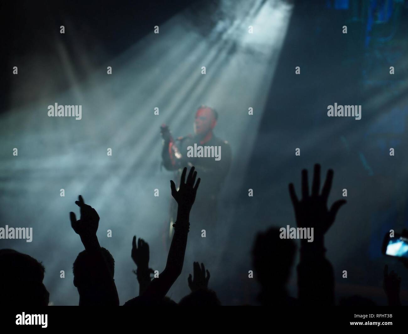Audience hands hi-res stock photography and images - Alamy