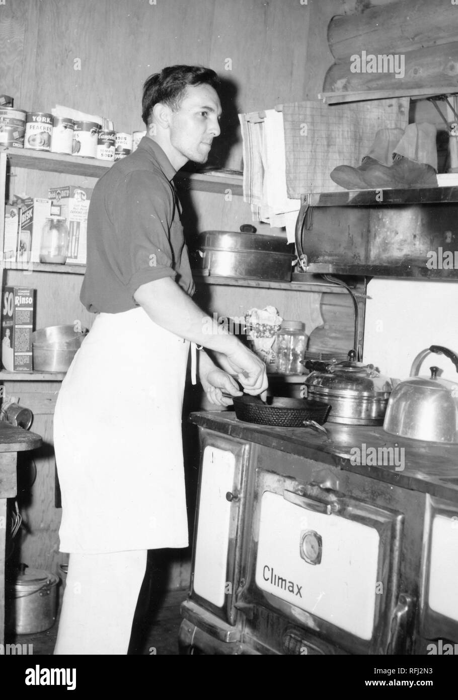 Cooking soup 1900s hi-res stock photography and images - Alamy
