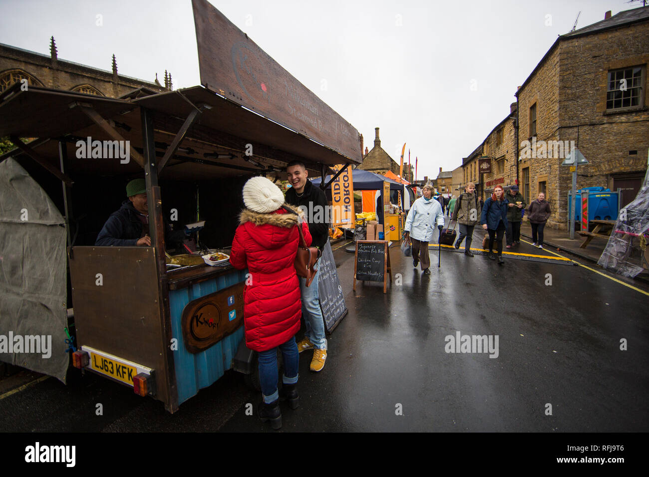 Packing up market stalls hi-res stock photography and images - Alamy
