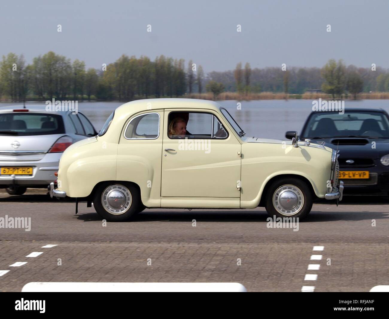 Austin A35 Saloon (1957) , Dutch licence registration AL-31-66 pic0 ...