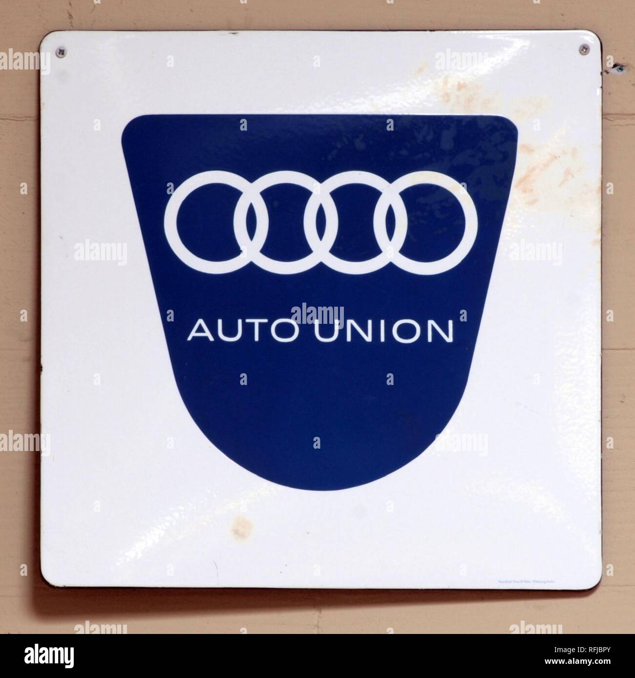 Enamel advert sign hi-res stock photography and images - Alamy