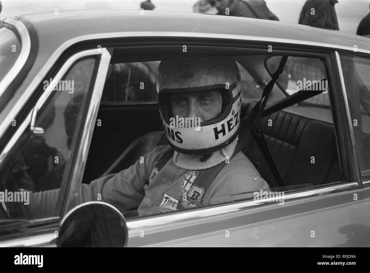Autoraces om Zandvoort Trophy , Toine Hezemans in Alfa Romeo bij de ... Autoraces om Zandvoort Trophy , Toine Hezemans in Alfa Romeo bij de ...