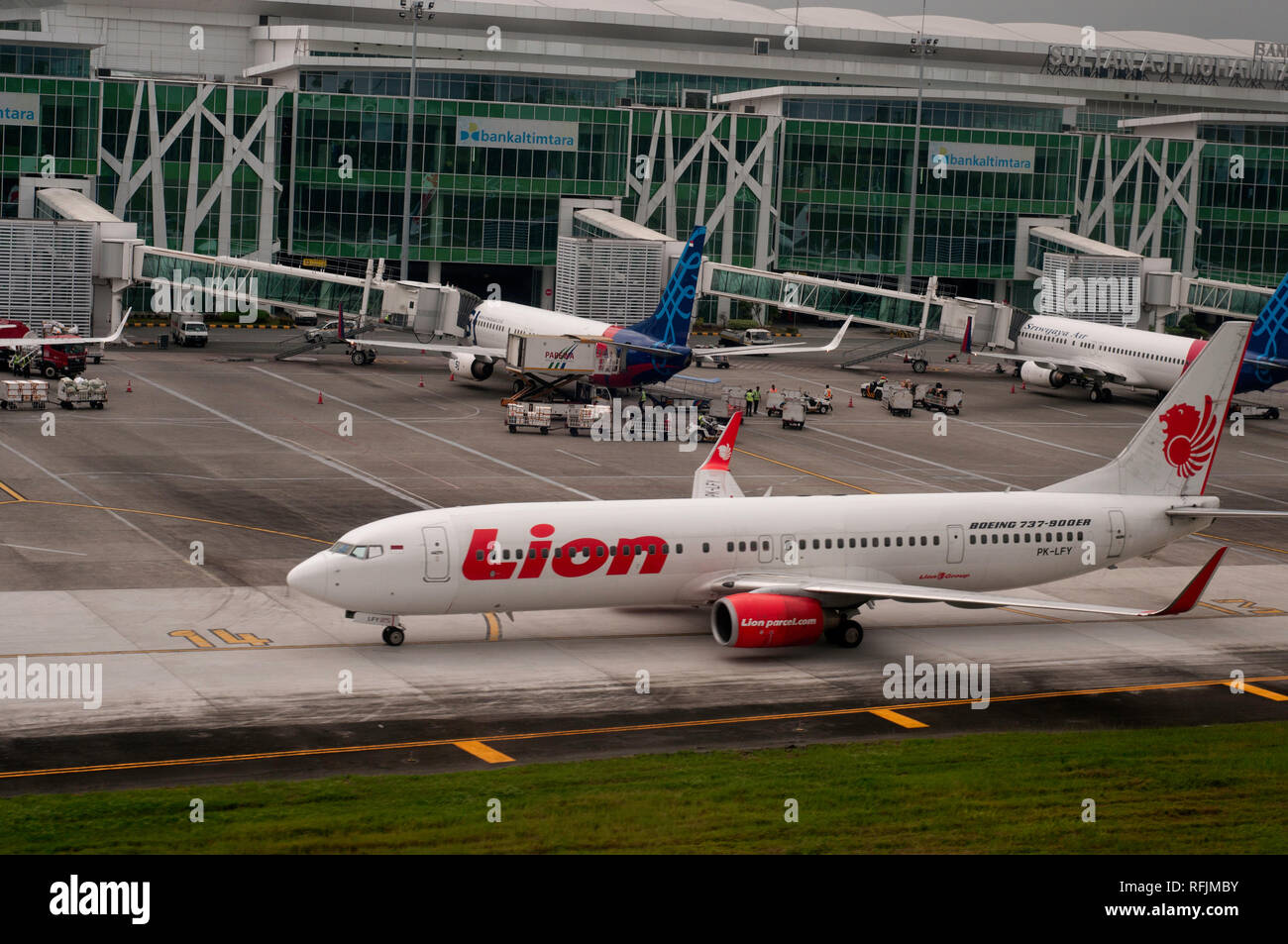 Boeing b737 transport aircraft hi-res stock photography and images - Alamy