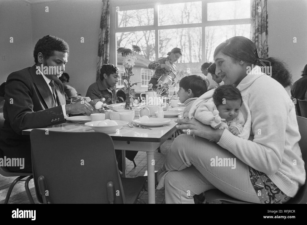 Aziaten die Oeganda zijn uitgewezen in bungalowpark Zonnebloem in ...