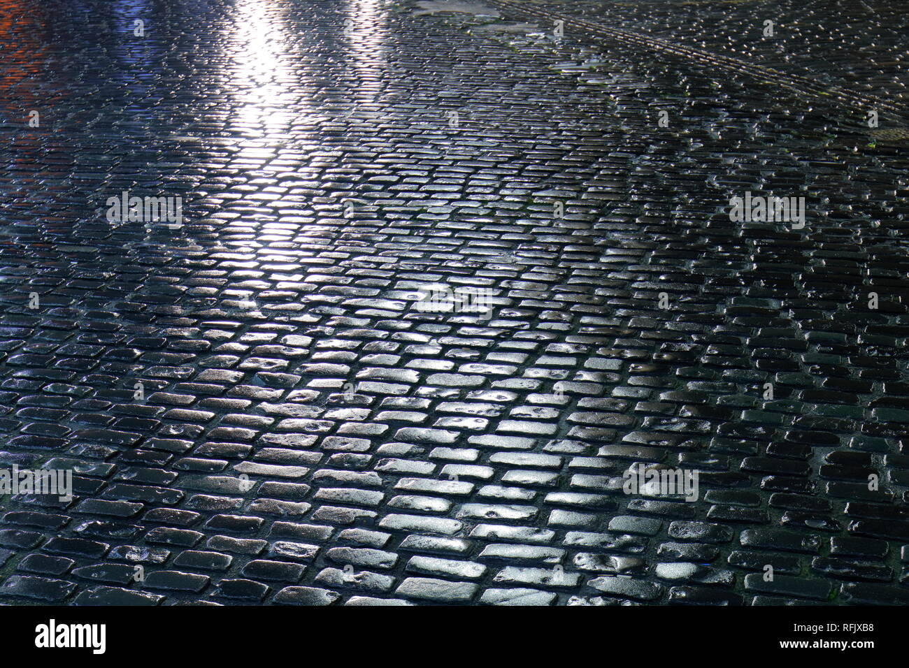 Stone sets in road hi-res stock photography and images - Alamy