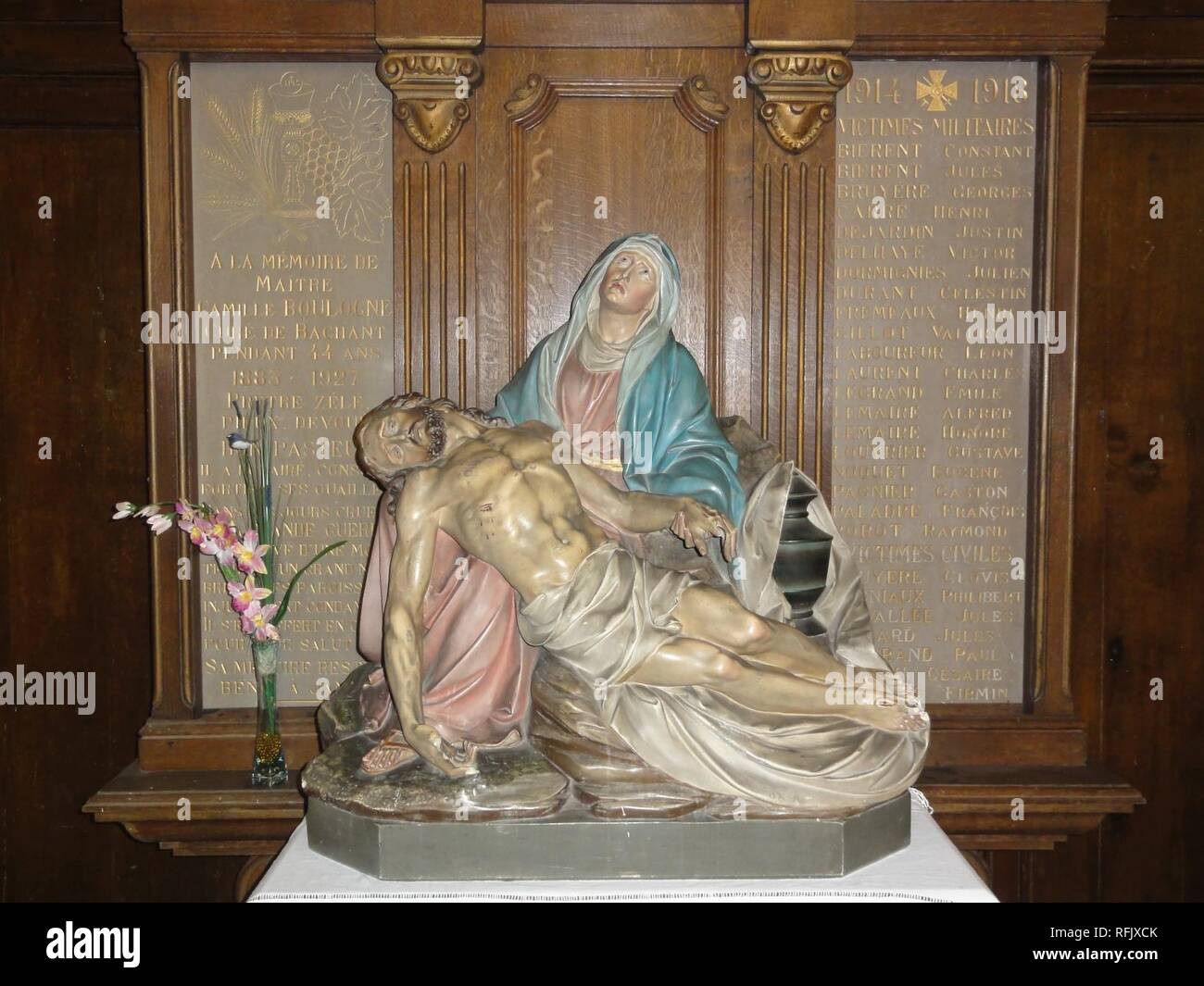 Bachant (Nord, Fr) église, pietà monument aux morts Stock Photo - Alamy