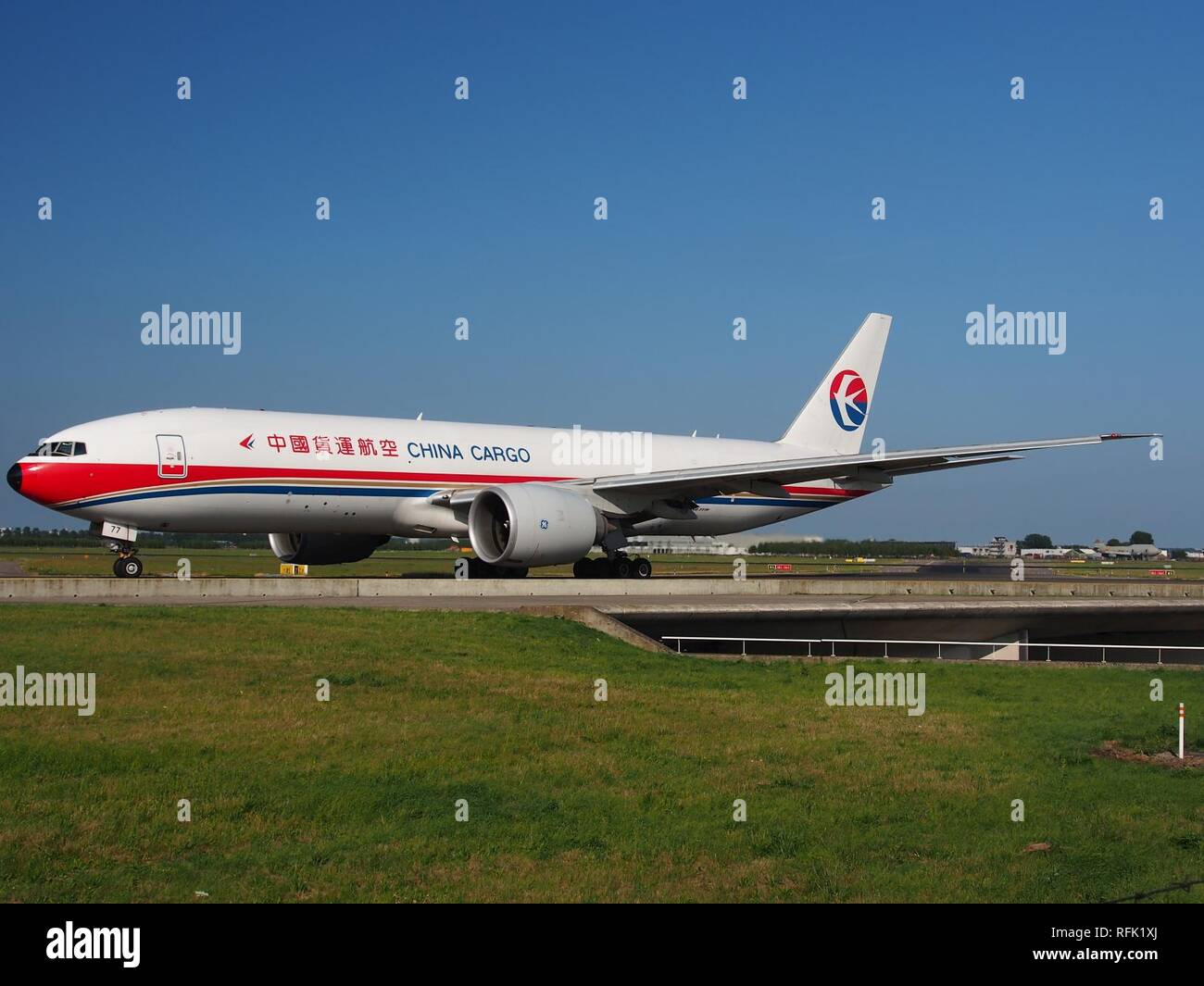 China airlines boeing 777 taxiing hi-res stock photography and images ...