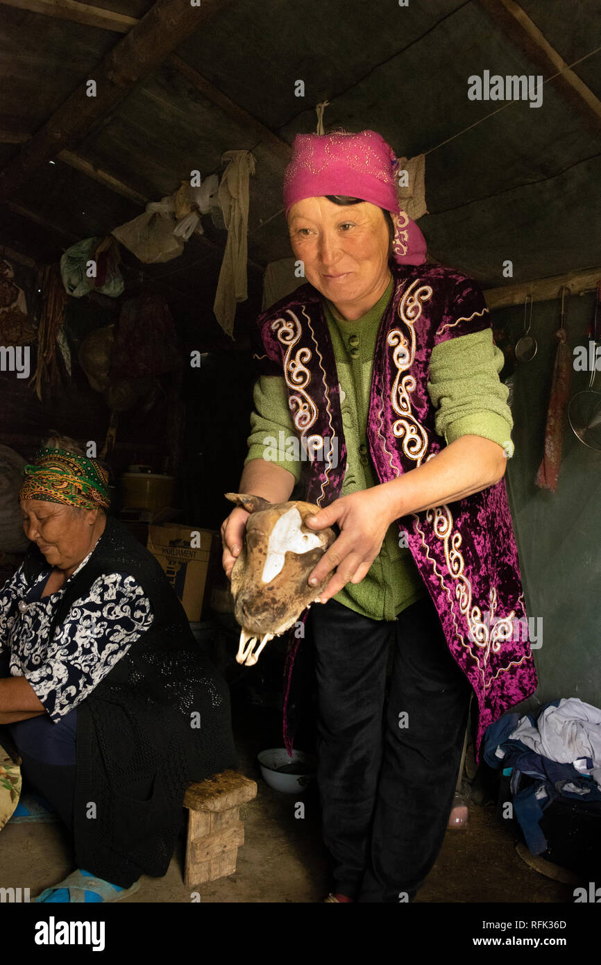Boiled sheeps head hi-res stock photography and images - Alamy