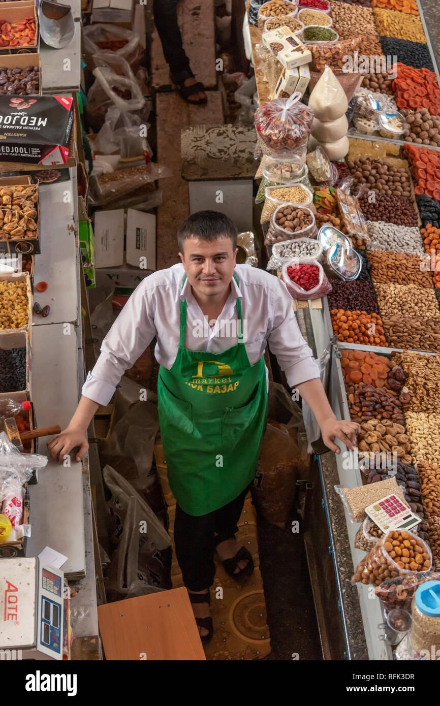 Man in green apron hi-res stock photography and images - Alamy