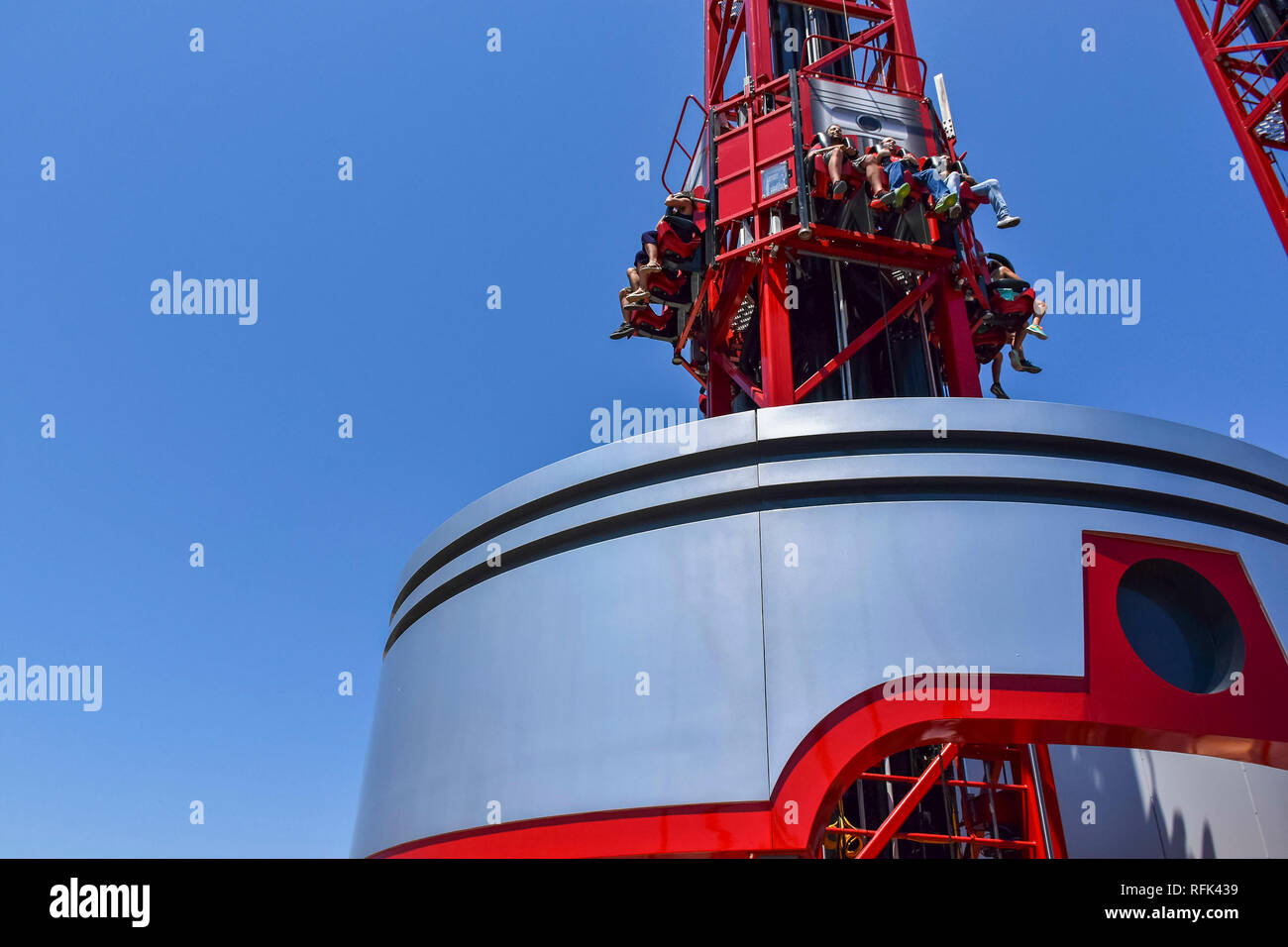 Young people having fun on Bounce Back Tower drop at the Europe’s ...