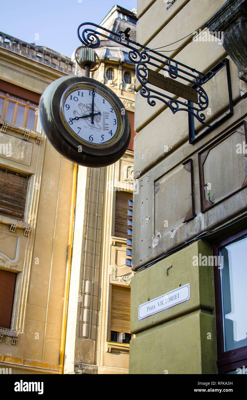 Urban clock hi-res stock photography and images - Alamy