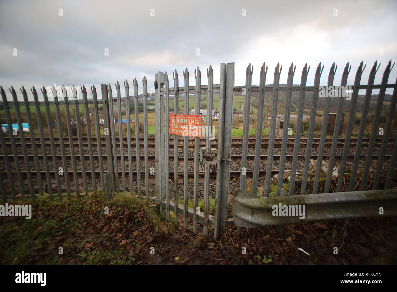 Line side fencing hi-res stock photography and images - Alamy