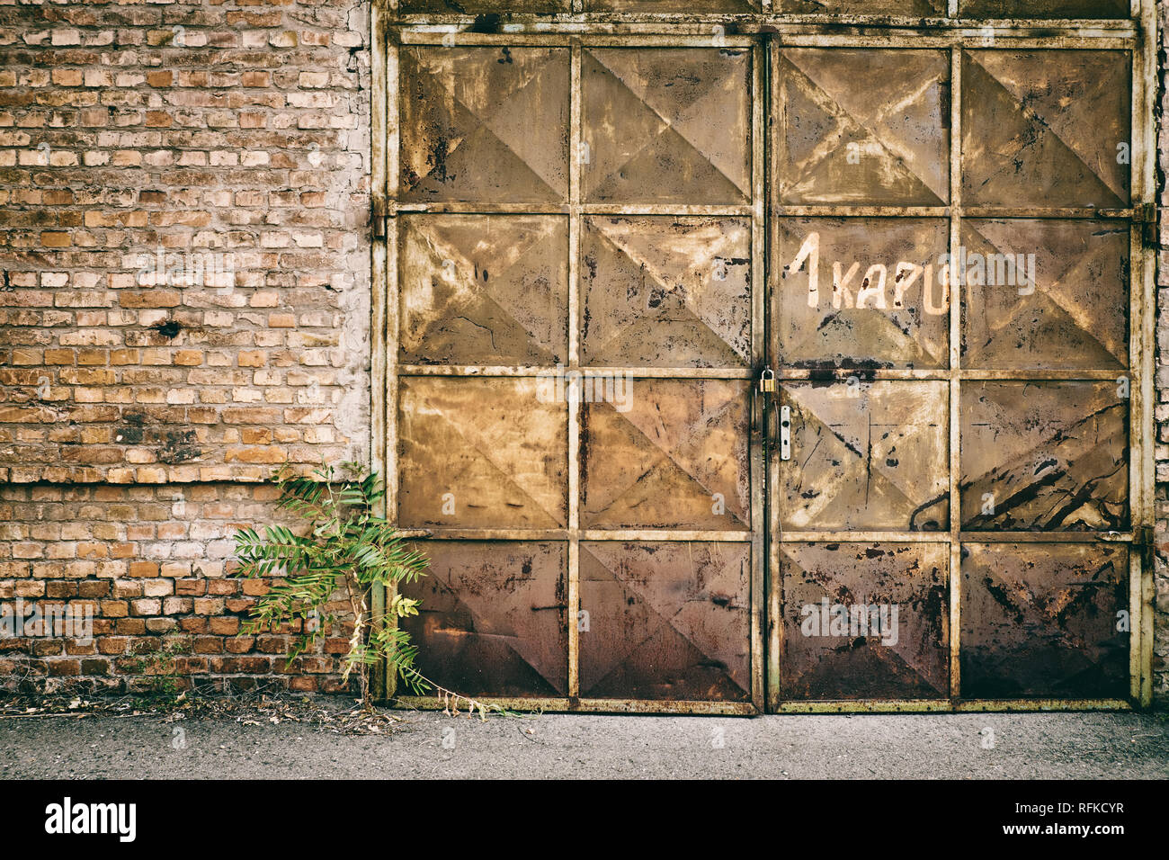 Old Abandoned Garage High Resolution Stock Photography and Images - Alamy