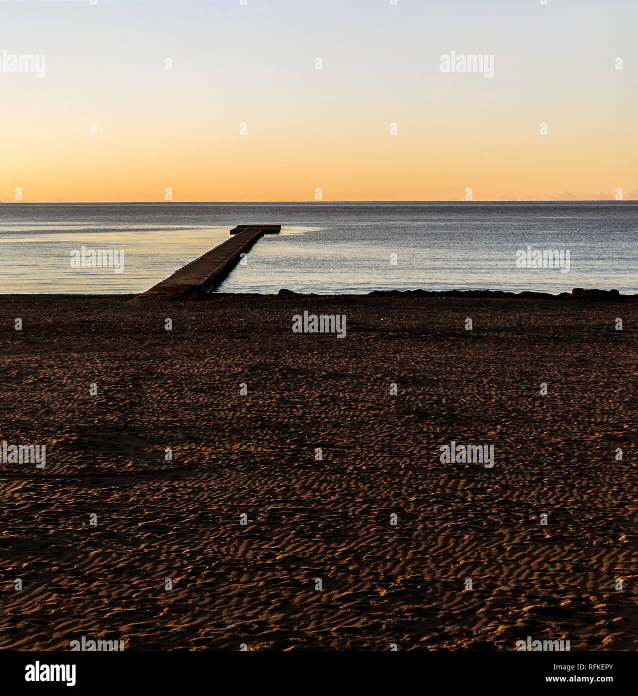 Small wooden dock hi-res stock photography and images - Alamy