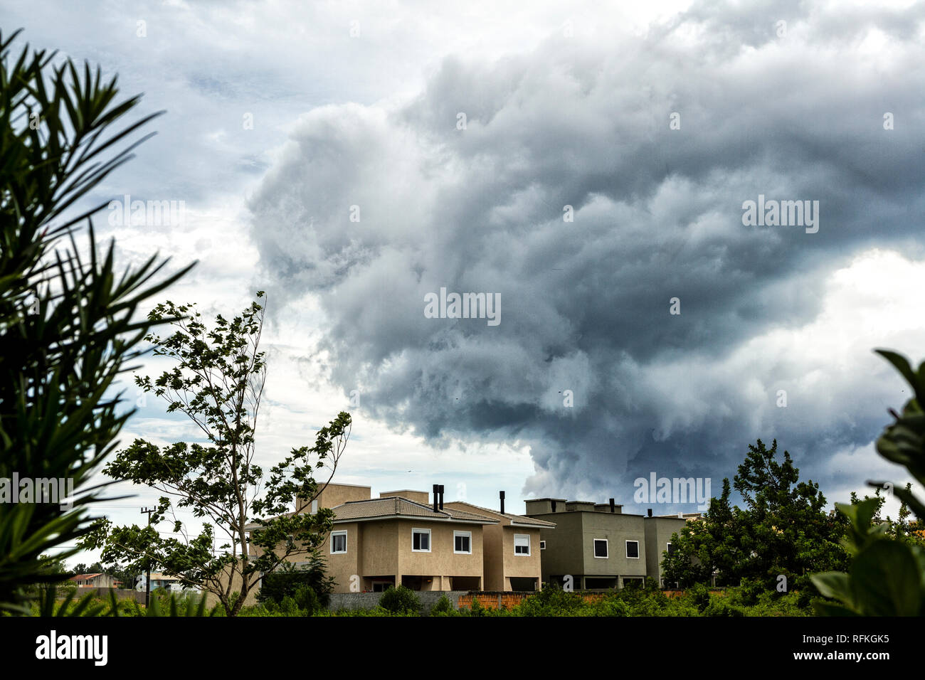 Shelf cloud storm hi-res stock photography and images - Alamy