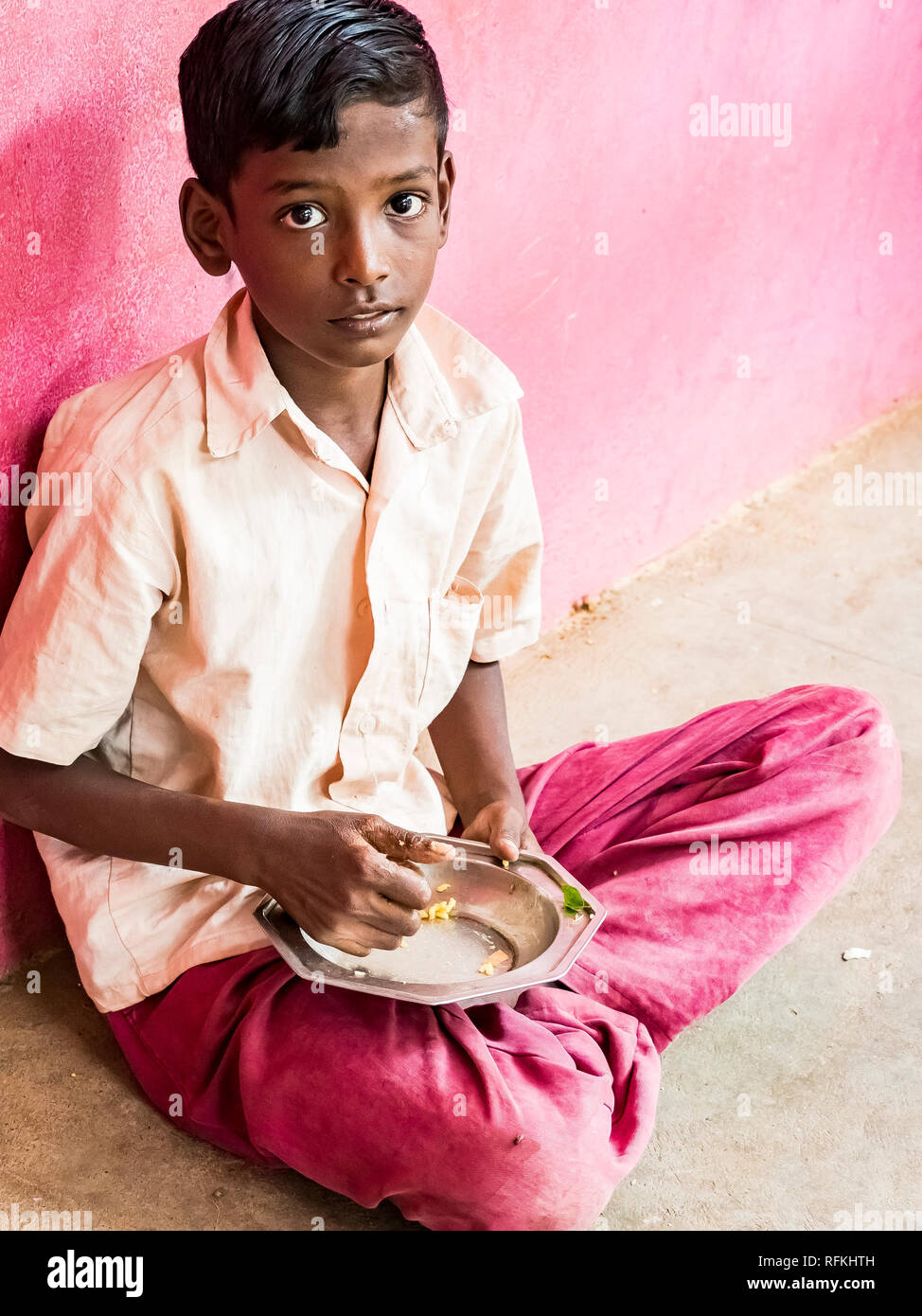 Indian school children eating meal hi-res stock photography and images ...
