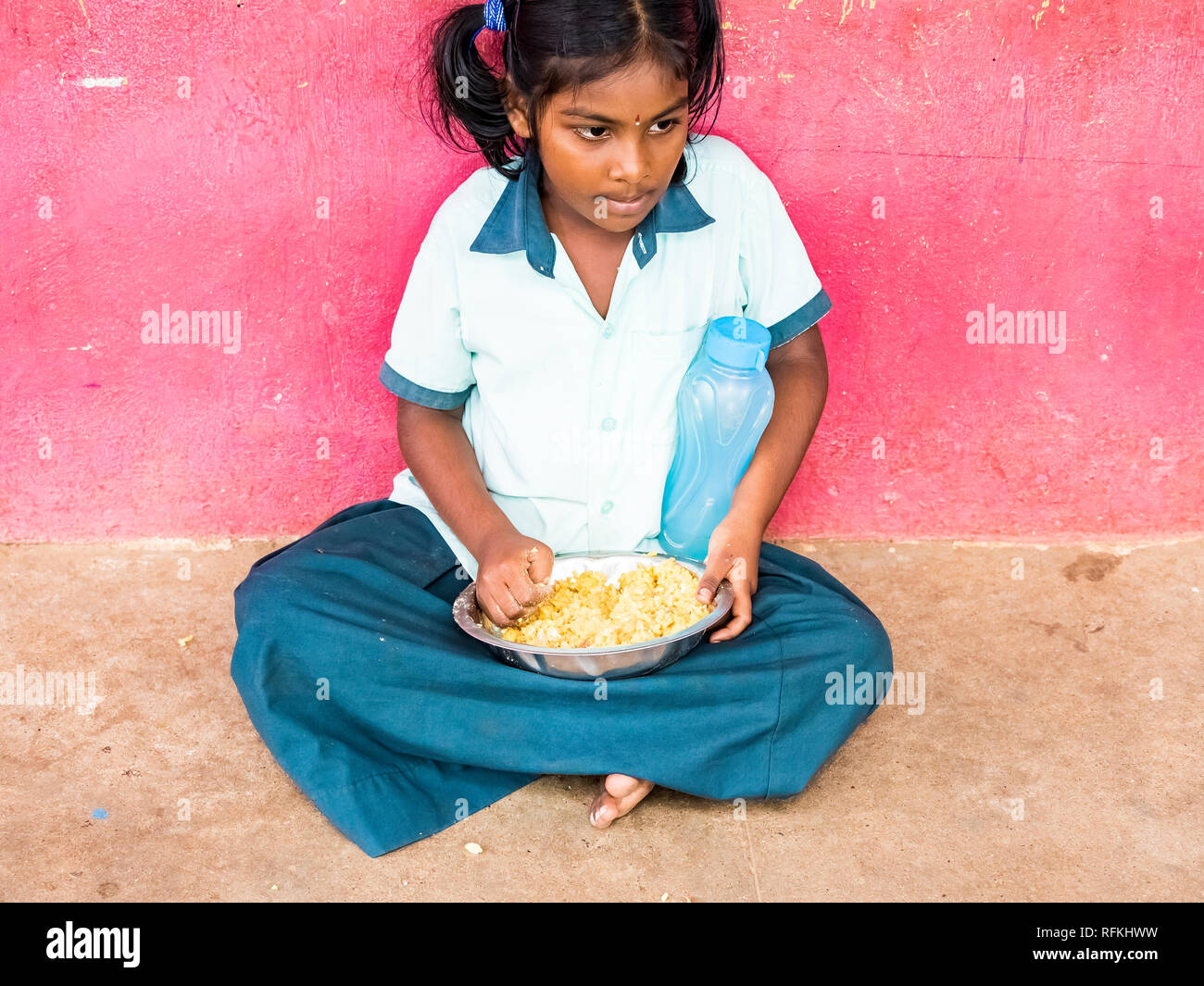 Indian school children eating meal hi-res stock photography and images ...