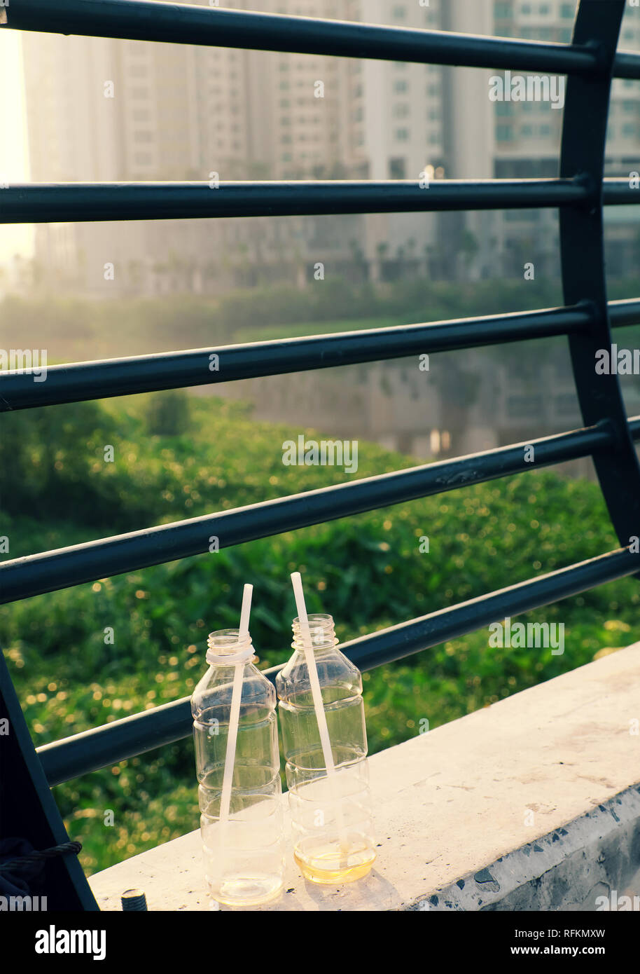 Plastic straw pollution hi-res stock photography and images - Alamy