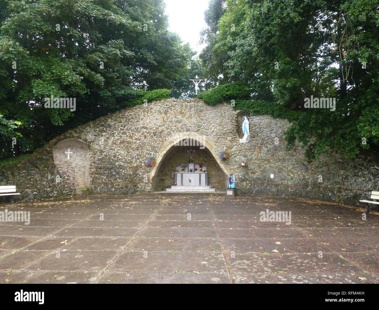 Balinghem (Pas-de-Calais) grotte de Lourdes du parc du chemin de croix ...