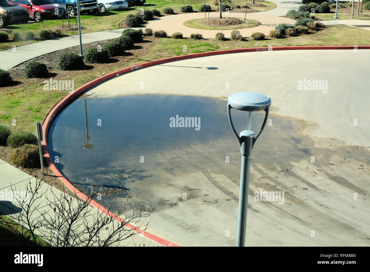 Puddle of water in a parking lot hi-res stock photography and images ...